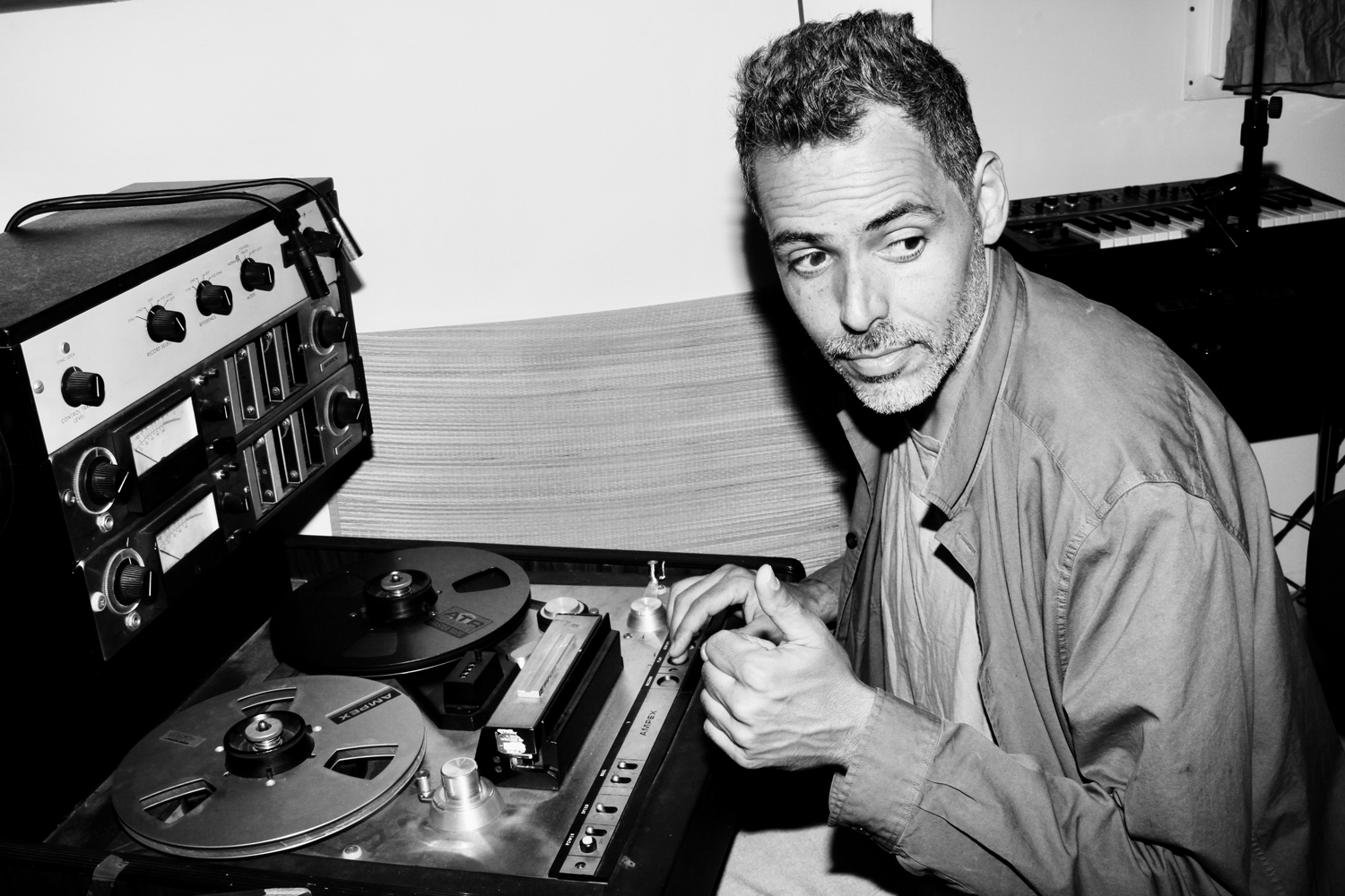 Mockyが3年ぶりの新作アルバム『Overtones For The Omniverse』をリリース 16名の音楽家とのセッションを収録 ...