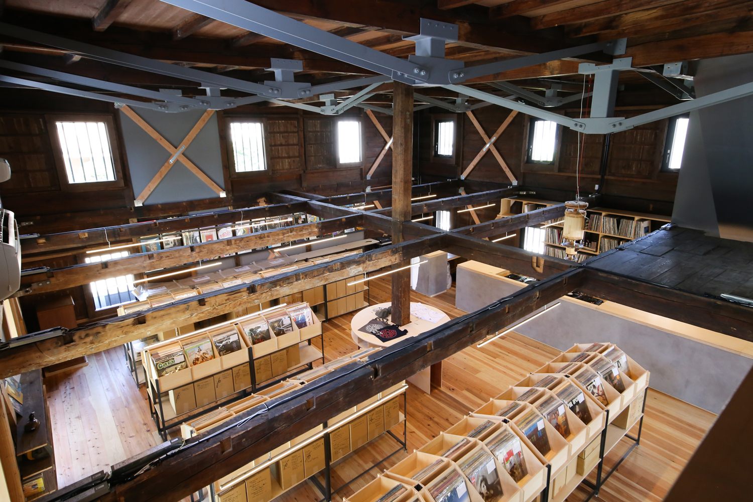 長野・岡谷の近代化産業遺産にレコード・ショップ「CELLAR RECORDS」がオープン 店主は浜 公氣 | AVE | CORNER ...