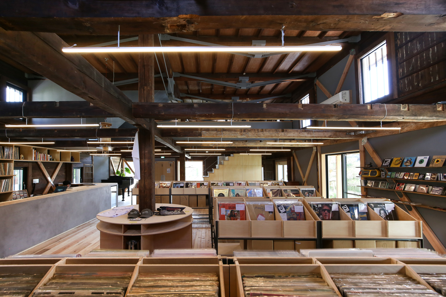 長野・岡谷の近代化産業遺産にレコード・ショップ「CELLAR RECORDS」がオープン 店主は浜 公氣 | AVE | CORNER PRINTING