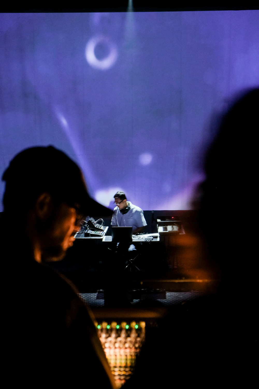 COMPUMAが初ソロ・ライヴを捉えた映像作品『A VIEW MOVIES (LIVE DUB)』をリリース 佐々木 敦 ...